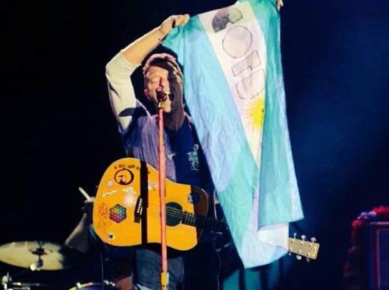 Gracias totales: Chris Martin se tatuó la histórica frase de Soda ...